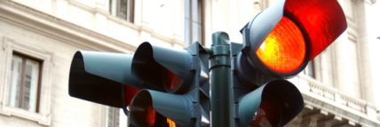 Ampelblitzer: Wann löst er aus? | SOS-Verkehrsrecht.de